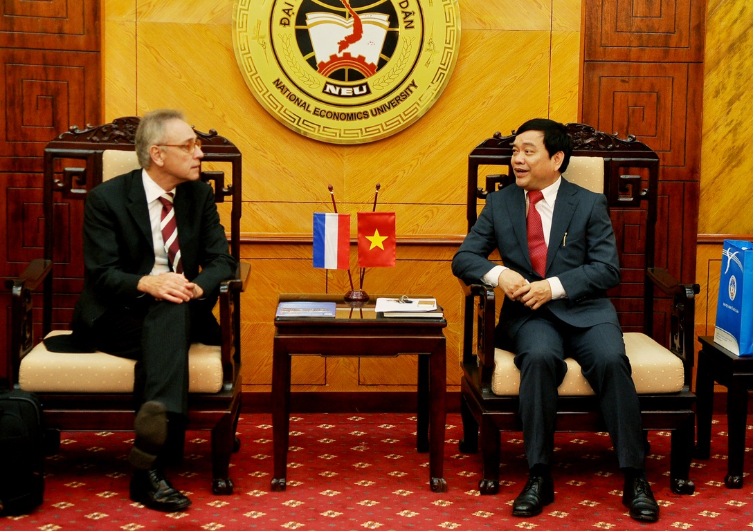 GS.TS.Trần Thọ Đạt – Hiệu trưởng tiếp và làm việc với đoàn công tác của Viện Nghiên cứu Xã hội ...